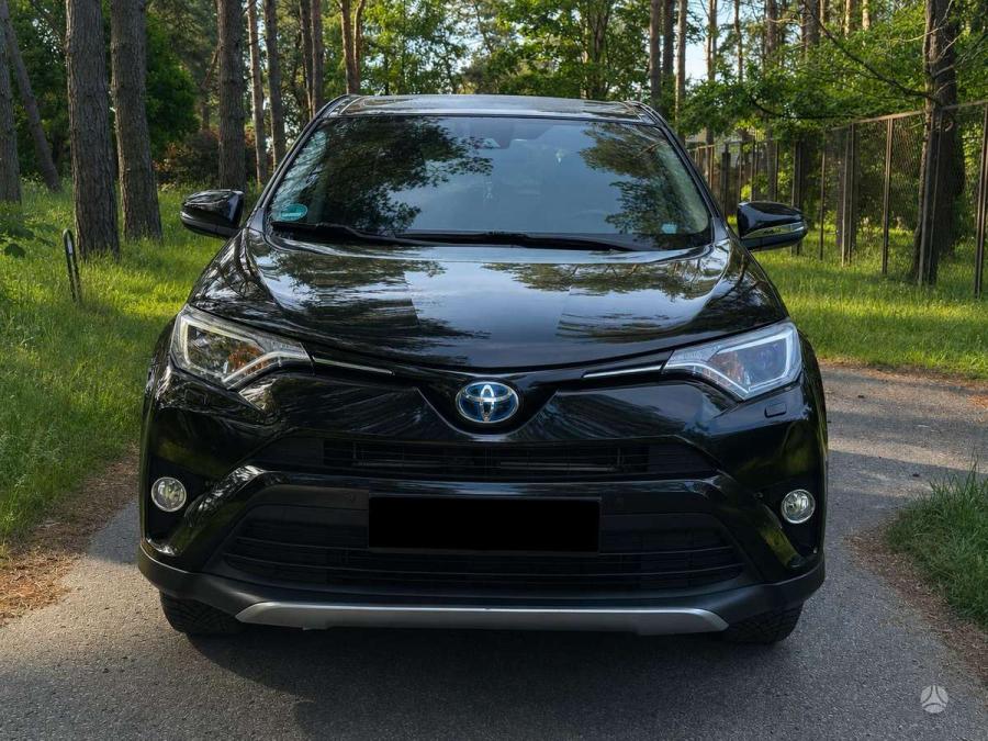 Black Toyota RAV4 2017 in Vilnius, with an engine capacity of 2.49 L and mileage of 219 thousand km for 17700 €, photo 4 on AUTOMOTO.COM.LV