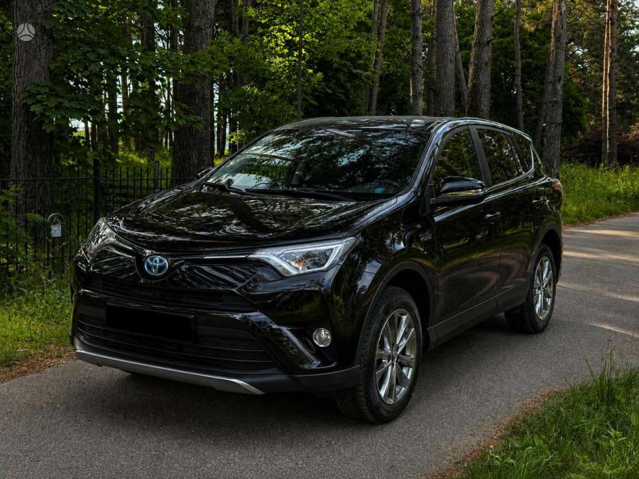 Black Toyota RAV4 2017 in Vilnius, with an engine capacity of 2.49 L and mileage of 219 thousand km for 17700 €, photo 5 on AUTOMOTO.COM.LV