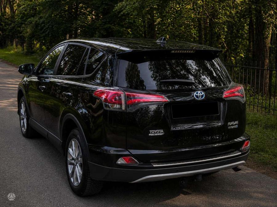 Black Toyota RAV4 2017 in Vilnius, with an engine capacity of 2.49 L and mileage of 219 thousand km for 17700 €, photo 6 on AUTOMOTO.COM.LV