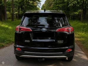 Black Toyota RAV4 2017 in Vilnius, with an engine capacity of 2.49 L and mileage of 219 thousand km for 17700 €, photo 7 on AUTOMOTO.COM.LV
