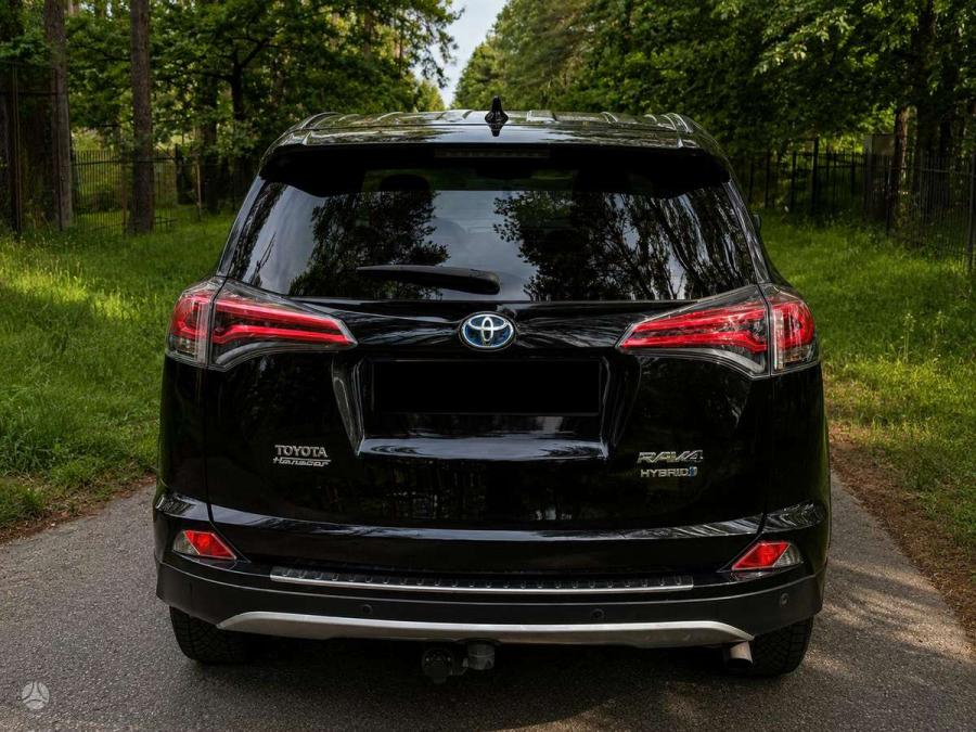 Black Toyota RAV4 2017 in Vilnius, with an engine capacity of 2.49 L and mileage of 219 thousand km for 17700 €, photo 7 on AUTOMOTO.COM.LV