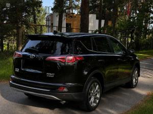 Black Toyota RAV4 2017 in Vilnius, with an engine capacity of 2.49 L and mileage of 219 thousand km for 17700 €, photo 8 on AUTOMOTO.COM.LV