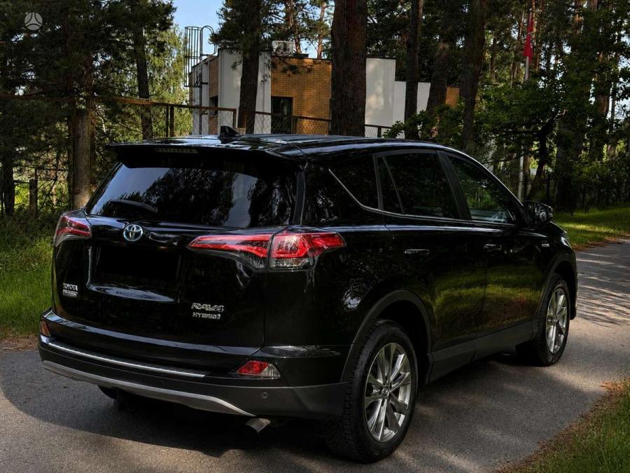 Black Toyota RAV4 2017 in Vilnius, with an engine capacity of 2.49 L and mileage of 219 thousand km for 17700 €, photo 8 on AUTOMOTO.COM.LV