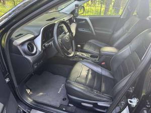 Black Toyota RAV4 2017 in Vilnius, with an engine capacity of 2.49 L and mileage of 219 thousand km for 17700 €, photo 9 on AUTOMOTO.COM.LV