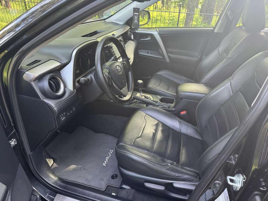 Black Toyota RAV4 2017 in Vilnius, with an engine capacity of 2.49 L and mileage of 219 thousand km for 17700 €, photo 9 on AUTOMOTO.COM.LV