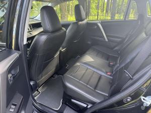 Black Toyota RAV4 2017 in Vilnius, with an engine capacity of 2.49 L and mileage of 219 thousand km for 17700 €, photo 10 on AUTOMOTO.COM.LV