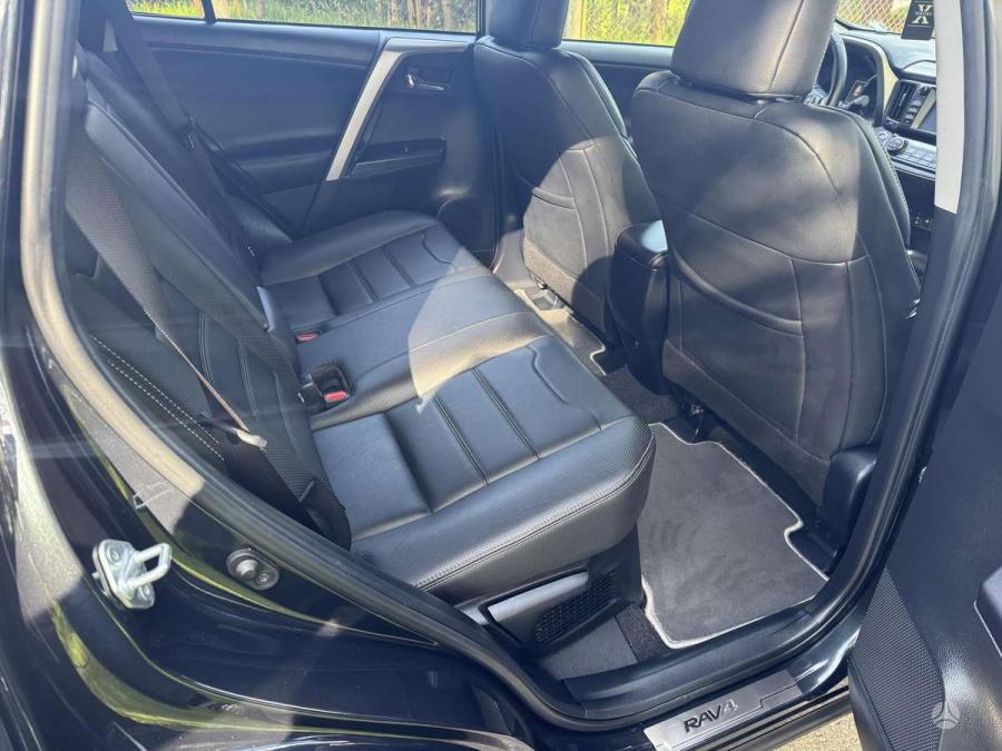 Black Toyota RAV4 2017 in Vilnius, with an engine capacity of 2.49 L and mileage of 219 thousand km for 17700 €, photo 11 on AUTOMOTO.COM.LV