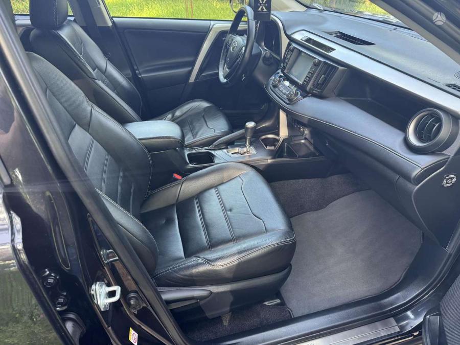 Black Toyota RAV4 2017 in Vilnius, with an engine capacity of 2.49 L and mileage of 219 thousand km for 17700 €, photo 12 on AUTOMOTO.COM.LV