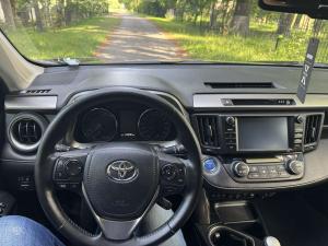 Black Toyota RAV4 2017 in Vilnius, with an engine capacity of 2.49 L and mileage of 219 thousand km for 17700 €, photo 13 on AUTOMOTO.COM.LV