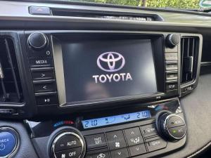 Black Toyota RAV4 2017 in Vilnius, with an engine capacity of 2.49 L and mileage of 219 thousand km for 17700 €, photo 14 on AUTOMOTO.COM.LV