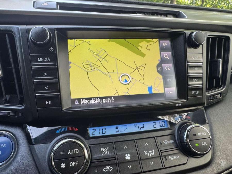 Black Toyota RAV4 2017 in Vilnius, with an engine capacity of 2.49 L and mileage of 219 thousand km for 17700 €, photo 18 on AUTOMOTO.COM.LV