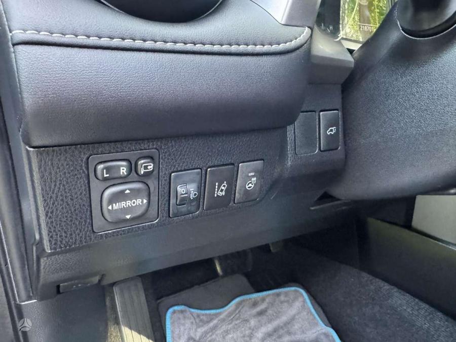 Black Toyota RAV4 2017 in Vilnius, with an engine capacity of 2.49 L and mileage of 219 thousand km for 17700 €, photo 19 on AUTOMOTO.COM.LV