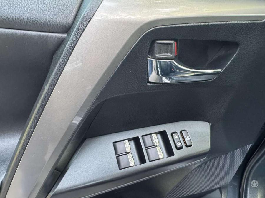 Black Toyota RAV4 2017 in Vilnius, with an engine capacity of 2.49 L and mileage of 219 thousand km for 17700 €, photo 20 on AUTOMOTO.COM.LV