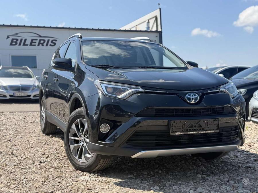 Black Toyota RAV4 2017 in Utena, with an engine capacity of 2.49 L and mileage of 157 thousand km for 13990 €, photo 1 on AUTOMOTO.COM.LV