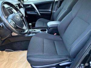 Black Toyota RAV4 2017 in Utena, with an engine capacity of 2.49 L and mileage of 157 thousand km for 13990 €, photo 7 on AUTOMOTO.COM.LV