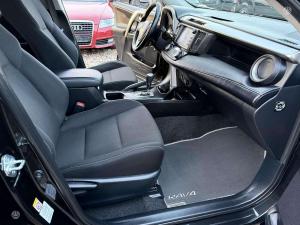 Black Toyota RAV4 2017 in Utena, with an engine capacity of 2.49 L and mileage of 157 thousand km for 13990 €, photo 8 on AUTOMOTO.COM.LV