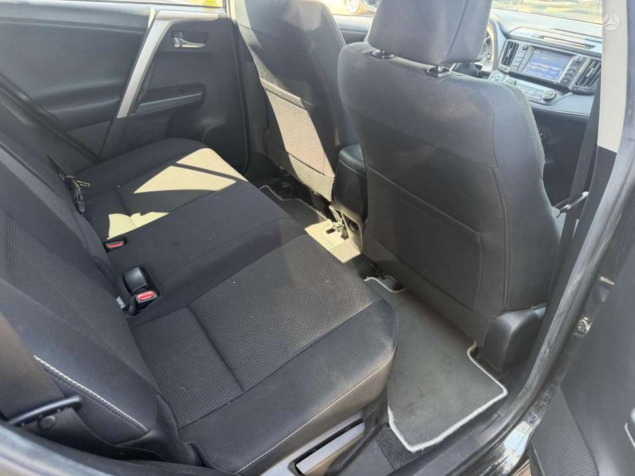 Black Toyota RAV4 2017 in Utena, with an engine capacity of 2.49 L and mileage of 157 thousand km for 13990 €, photo 9 on AUTOMOTO.COM.LV
