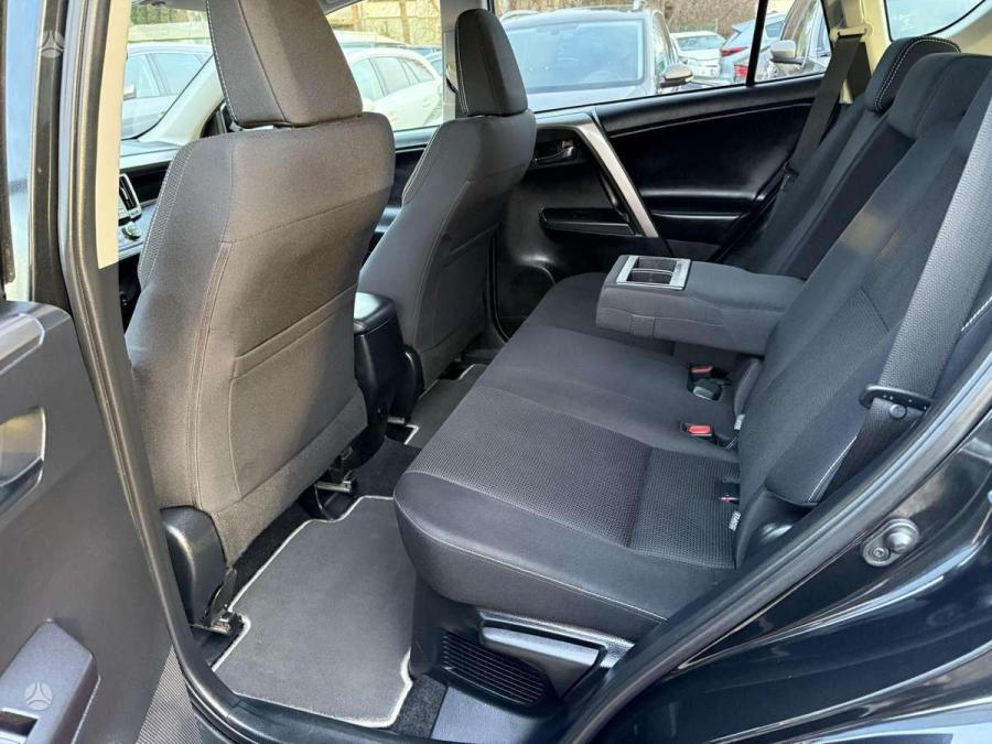 Black Toyota RAV4 2017 in Utena, with an engine capacity of 2.49 L and mileage of 157 thousand km for 13990 €, photo 10 on AUTOMOTO.COM.LV