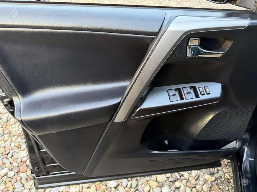 Black Toyota RAV4 2017 in Utena, with an engine capacity of 2.49 L and mileage of 157 thousand km for 13990 €, photo 12 on AUTOMOTO.COM.LV