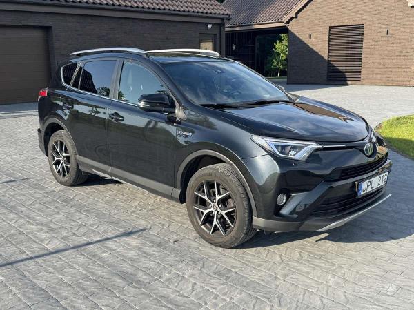 Black Toyota RAV4 2017 in Mazeikiai, with an engine capacity of 2.49 L and mileage of 140 thousand km for 19500 €, photo 3 on AUTOMOTO.COM.LV