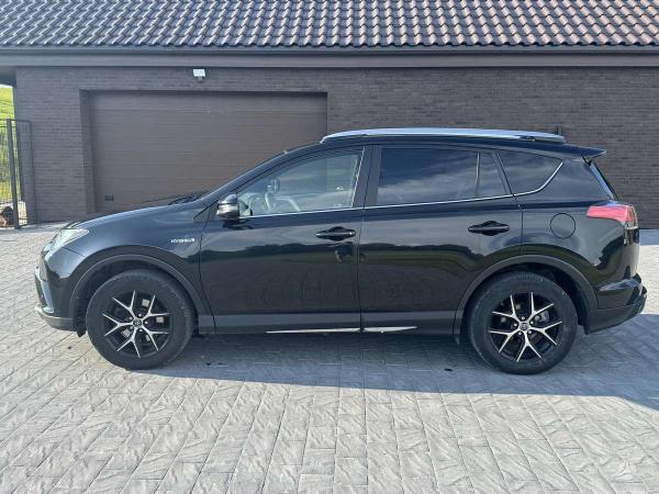 Black Toyota RAV4 2017 in Mazeikiai, with an engine capacity of 2.49 L and mileage of 140 thousand km for 19500 €, photo 5 on AUTOMOTO.COM.LV