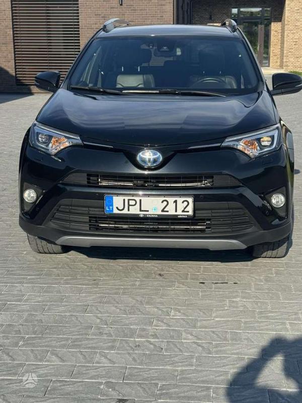 Black Toyota RAV4 2017 in Mazeikiai, with an engine capacity of 2.49 L and mileage of 140 thousand km for 19500 €, photo 6 on AUTOMOTO.COM.LV