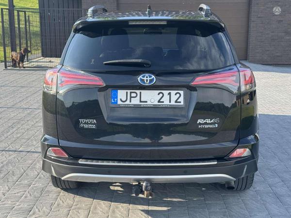 Black Toyota RAV4 2017 in Mazeikiai, with an engine capacity of 2.49 L and mileage of 140 thousand km for 19500 €, photo 7 on AUTOMOTO.COM.LV
