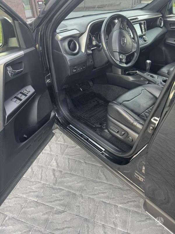 Black Toyota RAV4 2017 in Mazeikiai, with an engine capacity of 2.49 L and mileage of 140 thousand km for 19500 €, photo 9 on AUTOMOTO.COM.LV