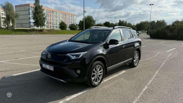 Black Toyota RAV4 2017 in Siauliai, with an engine capacity of 2.50 L and mileage of 330 thousand km for 15200 €, photo 1 on AUTOMOTO.COM.LV