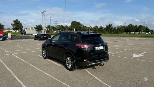 Black Toyota RAV4 2017 in Siauliai, with an engine capacity of 2.50 L and mileage of 330 thousand km for 15200 €, photo 3 on AUTOMOTO.COM.LV