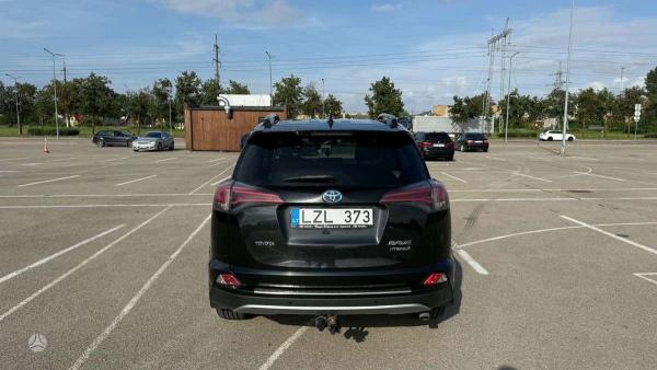 Black Toyota RAV4 2017 in Siauliai, with an engine capacity of 2.50 L and mileage of 330 thousand km for 15200 €, photo 4 on AUTOMOTO.COM.LV