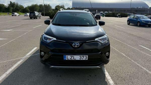 Black Toyota RAV4 2017 in Siauliai, with an engine capacity of 2.50 L and mileage of 330 thousand km for 15200 €, photo 8 on AUTOMOTO.COM.LV