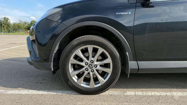 Black Toyota RAV4 2017 in Siauliai, with an engine capacity of 2.50 L and mileage of 330 thousand km for 15200 €, photo 9 on AUTOMOTO.COM.LV