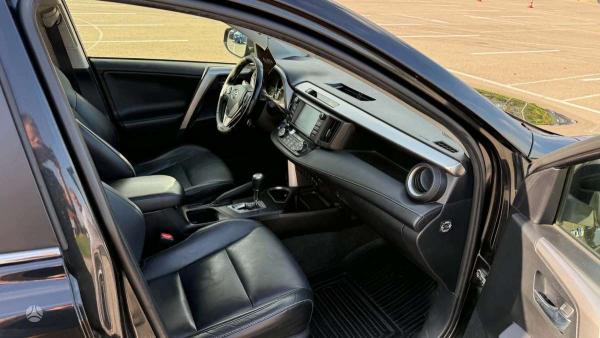 Black Toyota RAV4 2017 in Siauliai, with an engine capacity of 2.50 L and mileage of 330 thousand km for 15200 €, photo 10 on AUTOMOTO.COM.LV