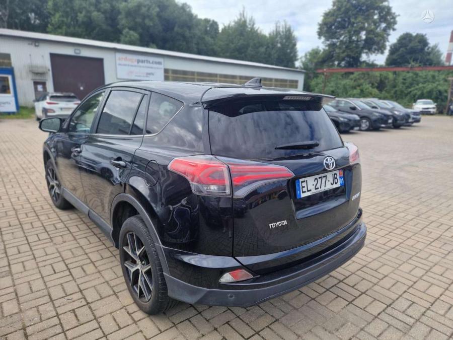 Black Toyota RAV4 2017 in Kaunas, with an engine capacity of 2.00 L and mileage of 218 thousand km for 7900 €, photo 4 on AUTOMOTO.COM.LV