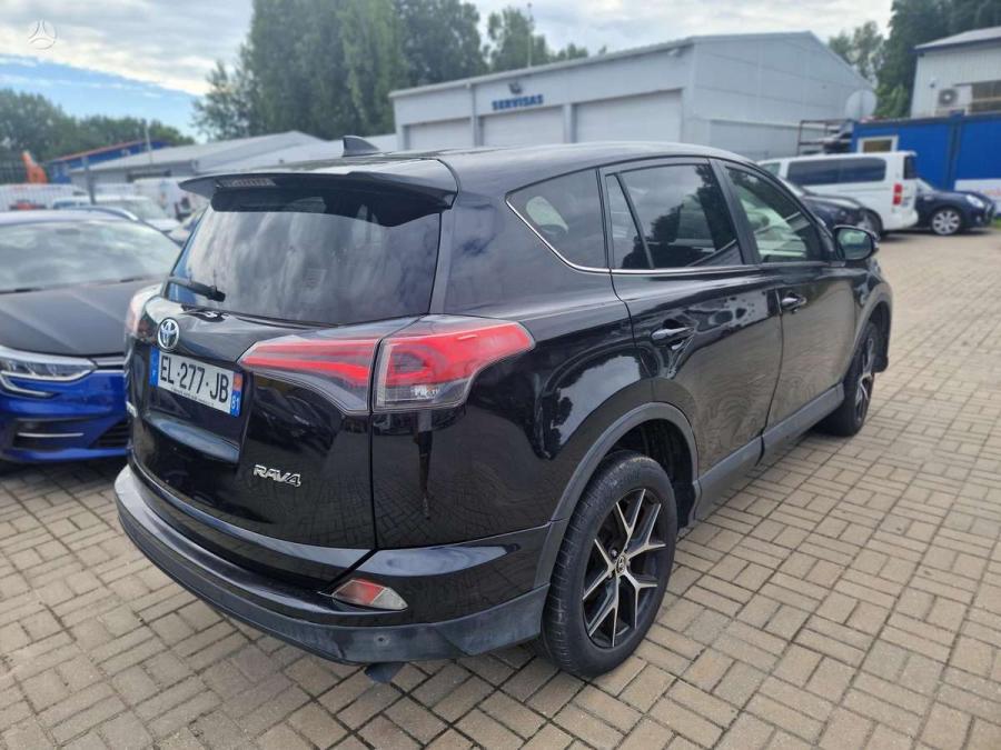 Black Toyota RAV4 2017 in Kaunas, with an engine capacity of 2.00 L and mileage of 218 thousand km for 7900 €, photo 5 on AUTOMOTO.COM.LV