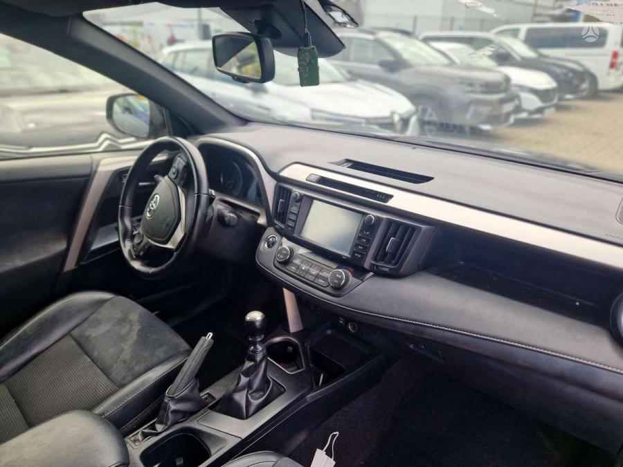 Black Toyota RAV4 2017 in Kaunas, with an engine capacity of 2.00 L and mileage of 218 thousand km for 7900 €, photo 7 on AUTOMOTO.COM.LV