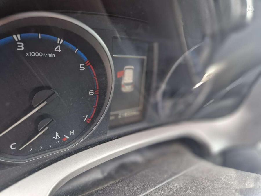 Black Toyota RAV4 2017 in Kaunas, with an engine capacity of 2.00 L and mileage of 218 thousand km for 7900 €, photo 8 on AUTOMOTO.COM.LV