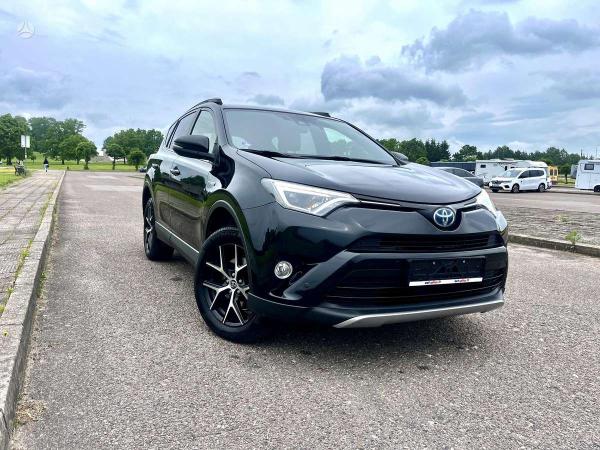 Black Toyota RAV4 2017 in Kaunas, with an engine capacity of 2.49 L and mileage of 236 thousand km for 15999 €, photo 1 on AUTOMOTO.COM.LV