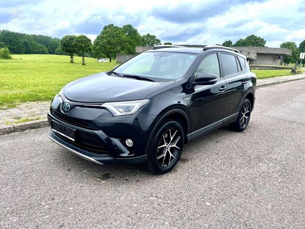 Black Toyota RAV4 2017 in Kaunas, with an engine capacity of 2.49 L and mileage of 236 thousand km for 15999 €, photo 2 on AUTOMOTO.COM.LV