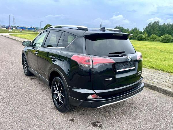 Black Toyota RAV4 2017 in Kaunas, with an engine capacity of 2.49 L and mileage of 236 thousand km for 15999 €, photo 5 on AUTOMOTO.COM.LV