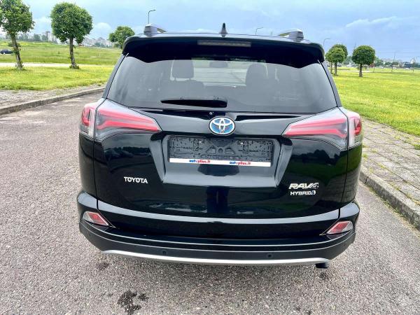 Black Toyota RAV4 2017 in Kaunas, with an engine capacity of 2.49 L and mileage of 236 thousand km for 15999 €, photo 6 on AUTOMOTO.COM.LV