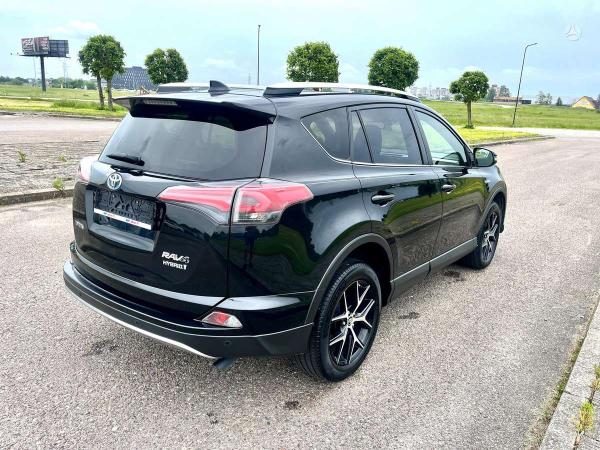 Black Toyota RAV4 2017 in Kaunas, with an engine capacity of 2.49 L and mileage of 236 thousand km for 15999 €, photo 7 on AUTOMOTO.COM.LV