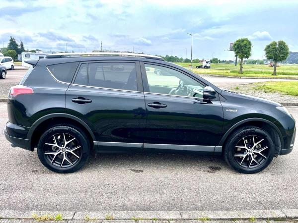 Black Toyota RAV4 2017 in Kaunas, with an engine capacity of 2.49 L and mileage of 236 thousand km for 15999 €, photo 8 on AUTOMOTO.COM.LV