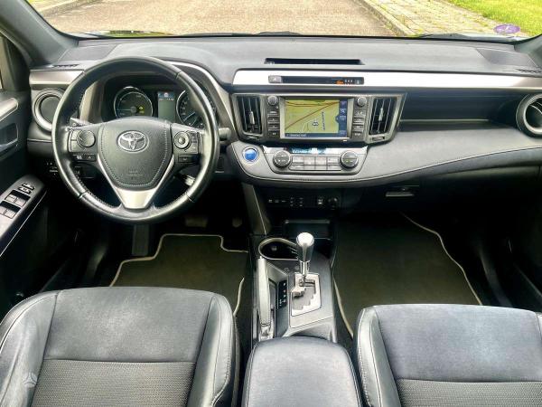 Black Toyota RAV4 2017 in Kaunas, with an engine capacity of 2.49 L and mileage of 236 thousand km for 15999 €, photo 10 on AUTOMOTO.COM.LV