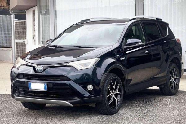 Black Toyota RAV4 2017 in Vilnius, with an engine capacity of 2.49 L and mileage of 177 thousand km for 17777 €, photo 1 on AUTOMOTO.COM.LV