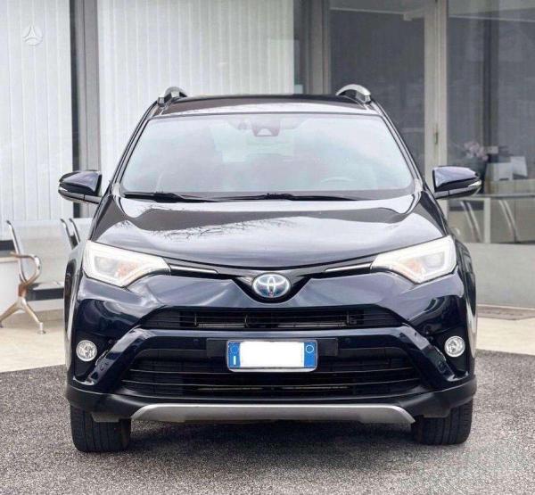 Black Toyota RAV4 2017 in Vilnius, with an engine capacity of 2.49 L and mileage of 177 thousand km for 17777 €, photo 2 on AUTOMOTO.COM.LV