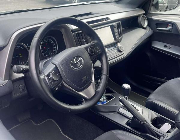 Black Toyota RAV4 2017 in Vilnius, with an engine capacity of 2.49 L and mileage of 177 thousand km for 17777 €, photo 6 on AUTOMOTO.COM.LV
