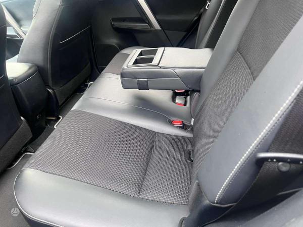 Black Toyota RAV4 2017 in Vilnius, with an engine capacity of 2.49 L and mileage of 177 thousand km for 17777 €, photo 9 on AUTOMOTO.COM.LV