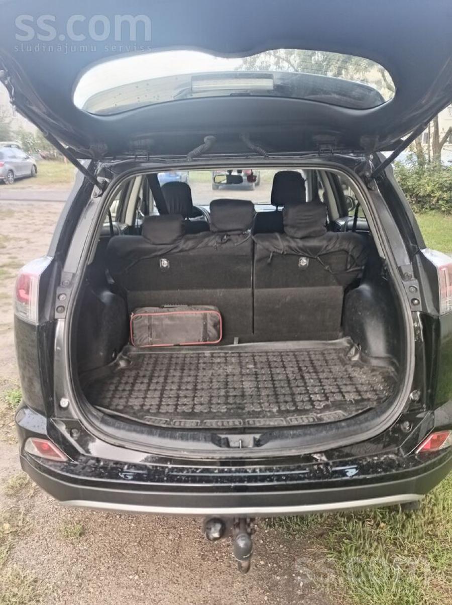 Melns Toyota RAV4 2017 Liepāja, ar dzinēja tilpumu 2.00 L un nobraukumu 246 tūkst. km par 14000 €, foto 9 vietnē AUTOMOTO.COM.LV